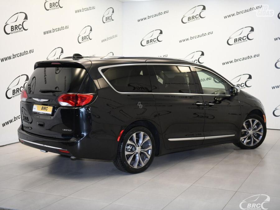 Black Chrysler Pacifica 2018 in Avizieniai, with an engine capacity of 3.60 L and mileage of 192 thousand km for 14900 €, photo 2 on AUTOMOTO.COM.LV