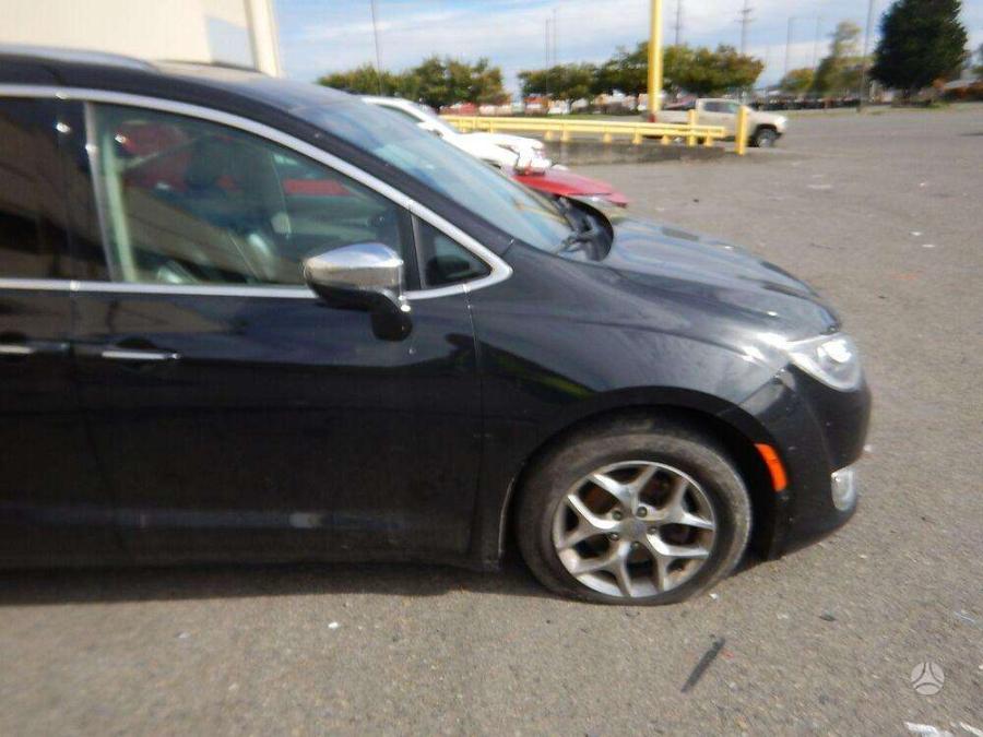 Black Chrysler Pacifica 2018 in Kaunas, with an engine capacity of 3.61 L and mileage of 143 thousand km for 10350 €, photo 2 on AUTOMOTO.COM.LV