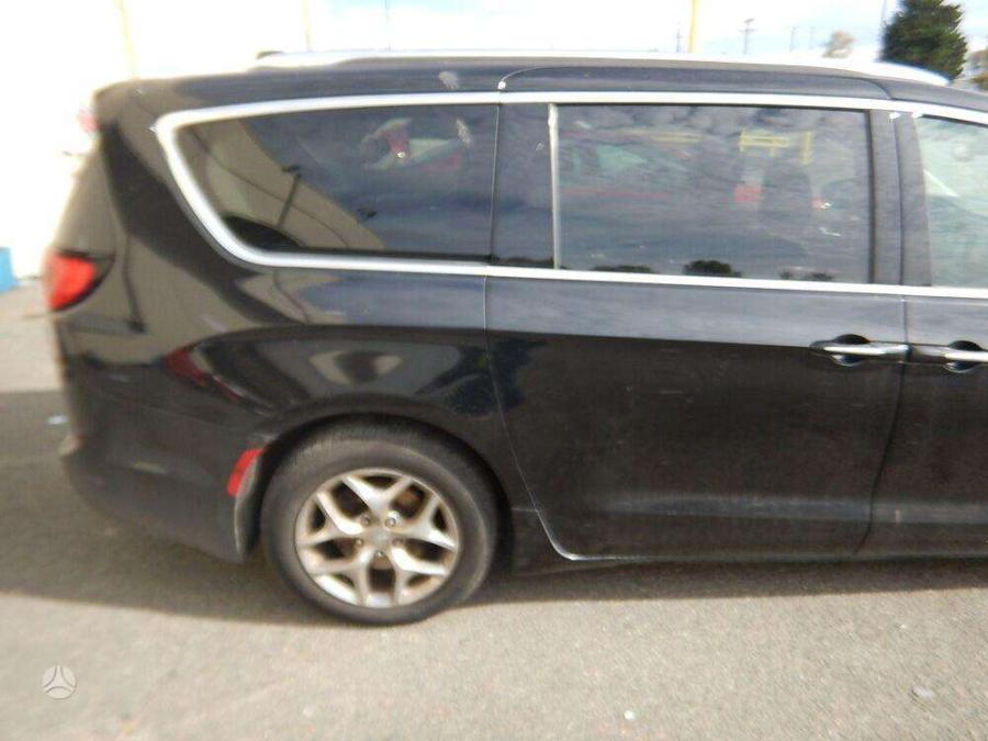 Black Chrysler Pacifica 2018 in Kaunas, with an engine capacity of 3.61 L and mileage of 143 thousand km for 10350 €, photo 15 on AUTOMOTO.COM.LV