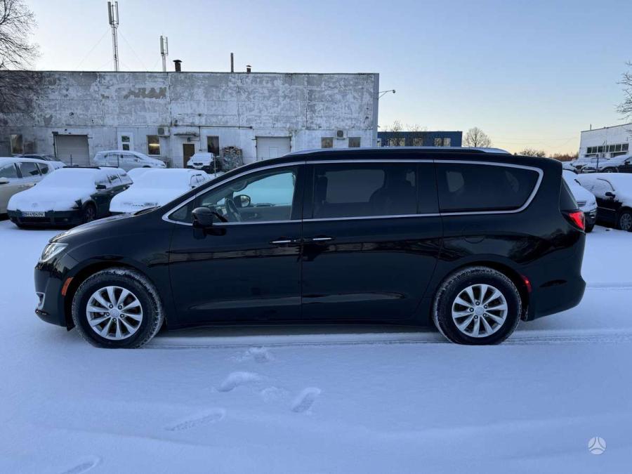 Melns Chrysler Pacifica 2018 Šauļi, ar dzinēja tilpumu 3.61 L un nobraukumu 174 tūkst. km par 13000 €, foto 3 vietnē AUTOMOTO.COM.LV