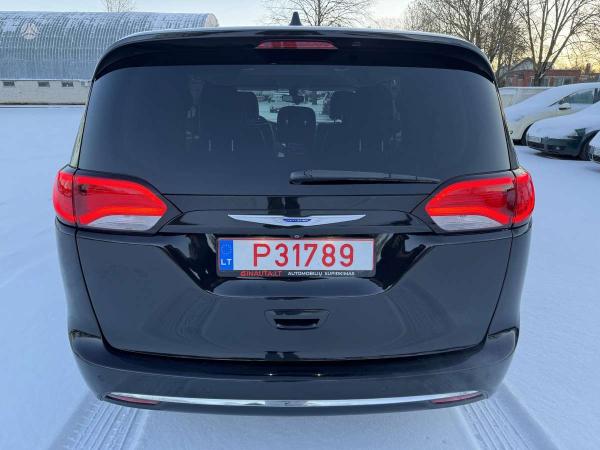 Black Chrysler Pacifica 2018 in Siauliai, with an engine capacity of 3.61 L and mileage of 174 thousand km for 13000 €, photo 5 on AUTOMOTO.COM.LV