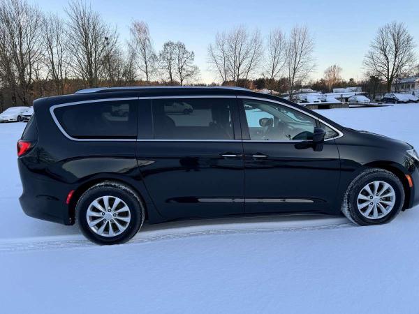 Black Chrysler Pacifica 2018 in Siauliai, with an engine capacity of 3.61 L and mileage of 174 thousand km for 13000 €, photo 7 on AUTOMOTO.COM.LV