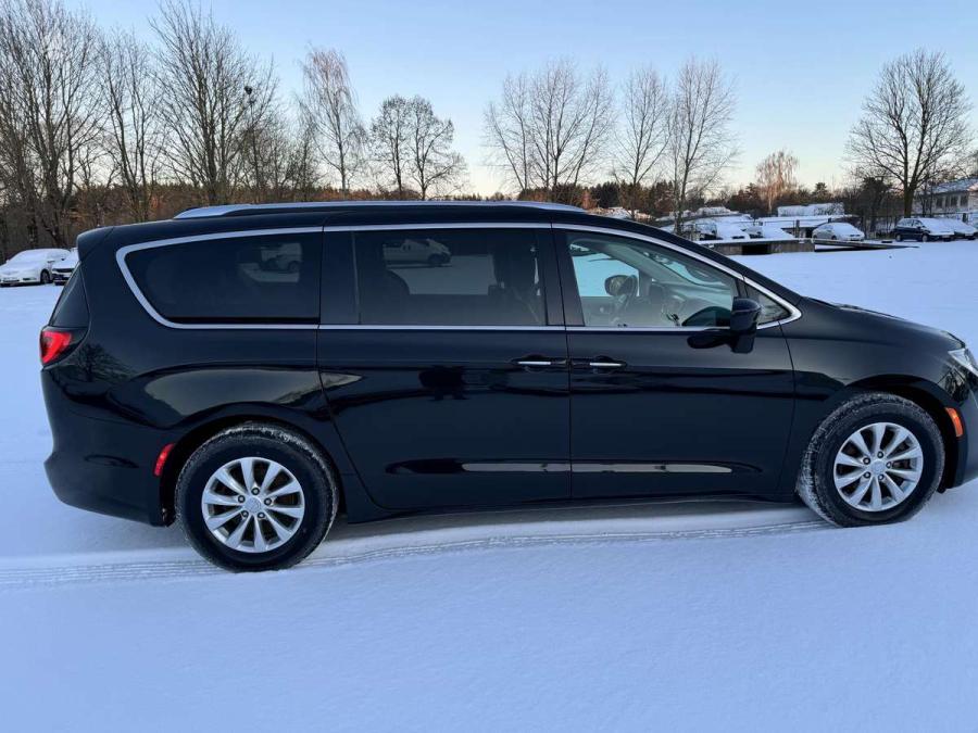 Melns Chrysler Pacifica 2018 Šauļi, ar dzinēja tilpumu 3.61 L un nobraukumu 174 tūkst. km par 13000 €, foto 7 vietnē AUTOMOTO.COM.LV