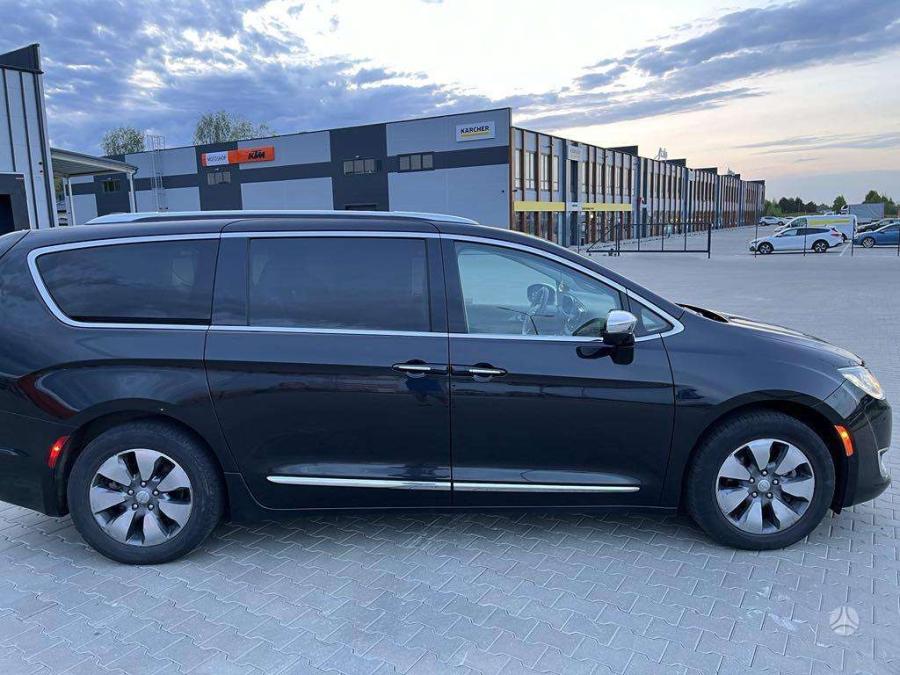 Melns Chrysler Pacifica 2018 Viļņa, ar dzinēja tilpumu 3.61 L un nobraukumu 192 tūkst. km par 19200 €, foto 4 vietnē AUTOMOTO.COM.LV