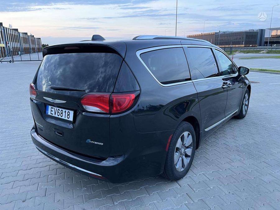 Melns Chrysler Pacifica 2018 Viļņa, ar dzinēja tilpumu 3.61 L un nobraukumu 192 tūkst. km par 19200 €, foto 5 vietnē AUTOMOTO.COM.LV