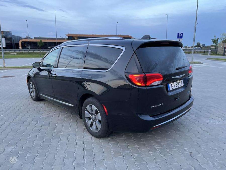 Melns Chrysler Pacifica 2018 Viļņa, ar dzinēja tilpumu 3.61 L un nobraukumu 192 tūkst. km par 19200 €, foto 6 vietnē AUTOMOTO.COM.LV