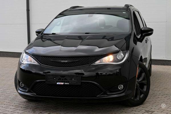 Black Chrysler Pacifica 2018 in Kretinga, with an engine capacity of 3.60 L and mileage of 182 thousand km for 16999 €, photo 2 on AUTOMOTO.COM.LV