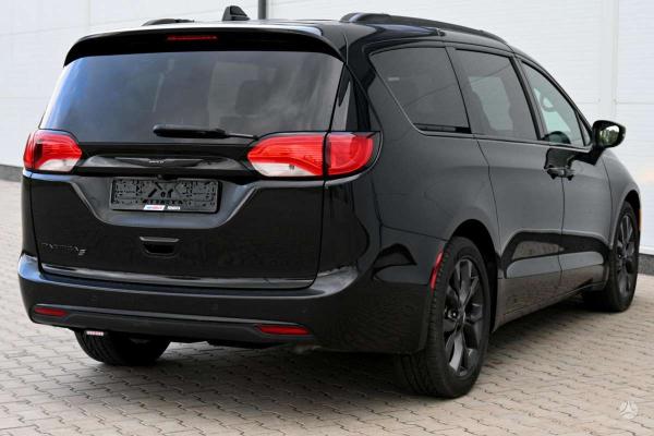 Black Chrysler Pacifica 2018 in Kretinga, with an engine capacity of 3.60 L and mileage of 182 thousand km for 16999 €, photo 8 on AUTOMOTO.COM.LV