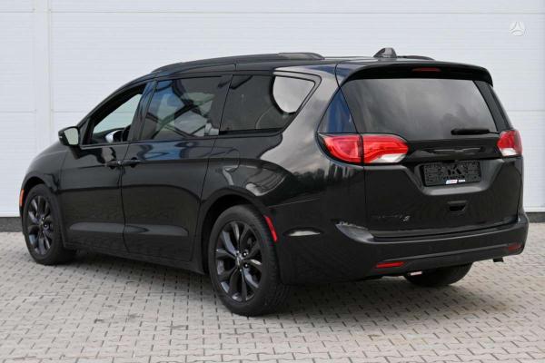 Black Chrysler Pacifica 2018 in Kretinga, with an engine capacity of 3.60 L and mileage of 182 thousand km for 16999 €, photo 10 on AUTOMOTO.COM.LV