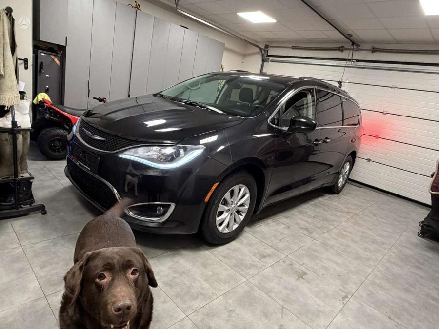 Black Chrysler Pacifica 2018 in Siauliai, with an engine capacity of 3.61 L and mileage of 221 thousand km for 13250 €, photo 1 on AUTOMOTO.COM.LV