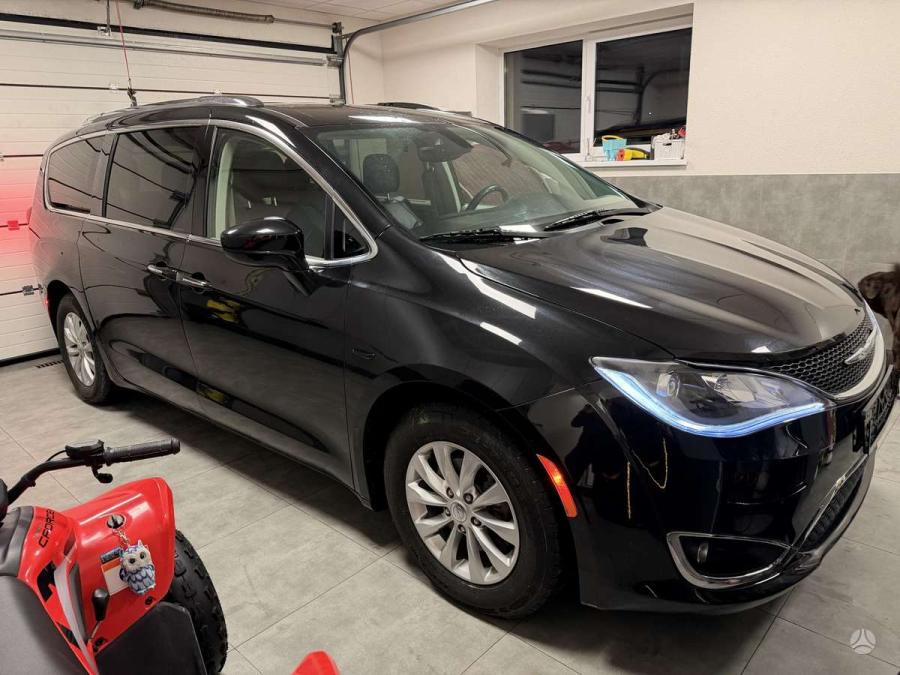 Melns Chrysler Pacifica 2018 Šauļi, ar dzinēja tilpumu 3.61 L un nobraukumu 221 tūkst. km par 13250 €, foto 5 vietnē AUTOMOTO.COM.LV