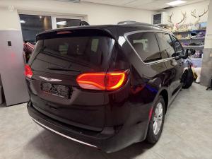 Melns Chrysler Pacifica 2018 Šauļi, ar dzinēja tilpumu 3.61 L un nobraukumu 221 tūkst. km par 13250 €, foto 7 vietnē AUTOMOTO.COM.LV
