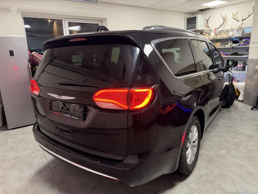 Melns Chrysler Pacifica 2018 Šauļi, ar dzinēja tilpumu 3.61 L un nobraukumu 221 tūkst. km par 13250 €, foto 7 vietnē AUTOMOTO.COM.LV