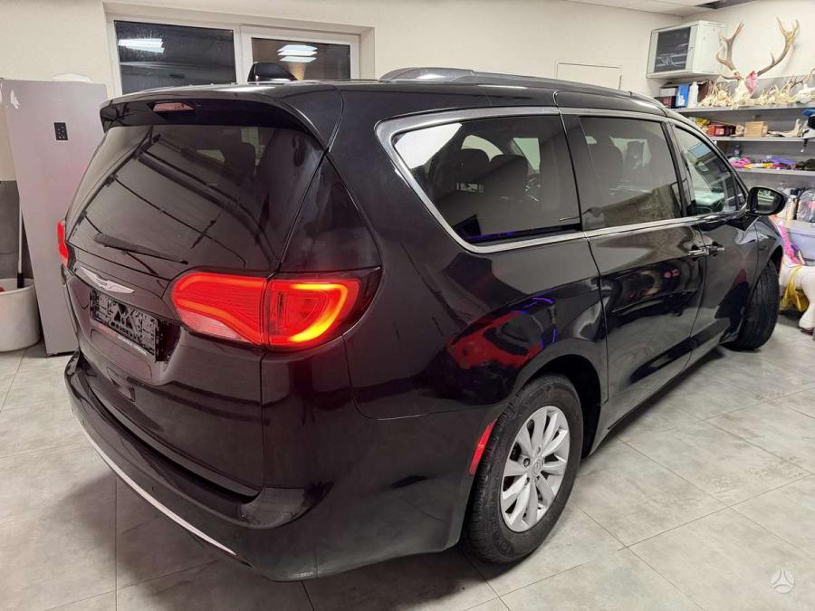 Melns Chrysler Pacifica 2018 Šauļi, ar dzinēja tilpumu 3.61 L un nobraukumu 221 tūkst. km par 13250 €, foto 8 vietnē AUTOMOTO.COM.LV