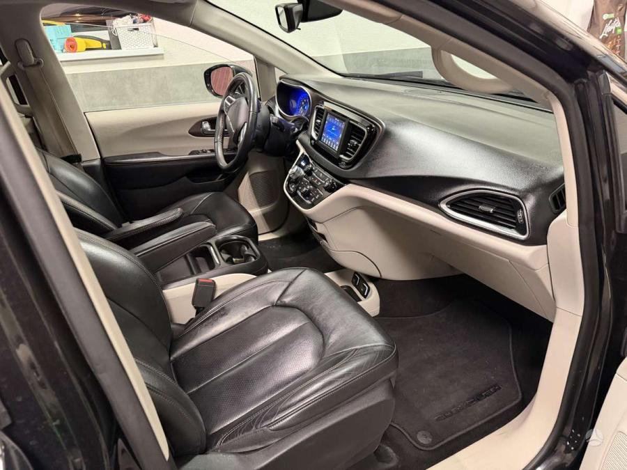 Melns Chrysler Pacifica 2018 Šauļi, ar dzinēja tilpumu 3.61 L un nobraukumu 221 tūkst. km par 13250 €, foto 14 vietnē AUTOMOTO.COM.LV