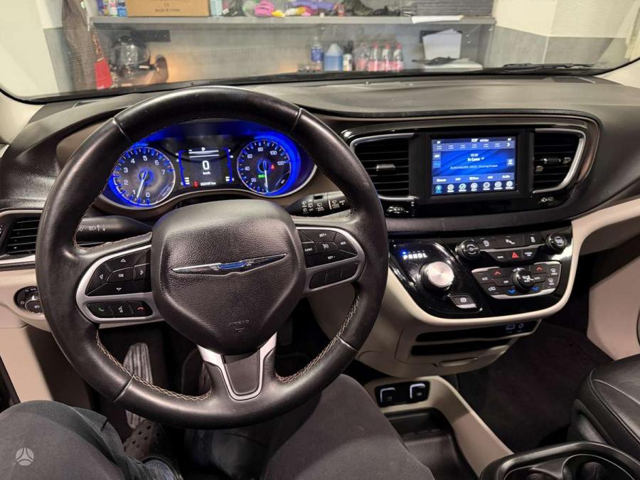 Melns Chrysler Pacifica 2018 Šauļi, ar dzinēja tilpumu 3.61 L un nobraukumu 221 tūkst. km par 13250 €, foto 19 vietnē AUTOMOTO.COM.LV