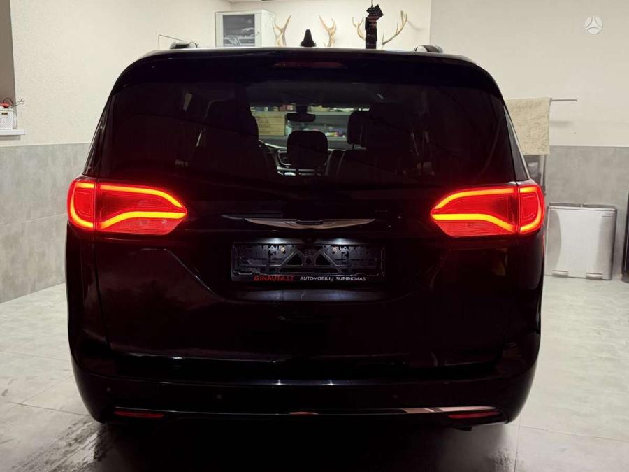 Melns Chrysler Pacifica 2018 Šauļi, ar dzinēja tilpumu 3.61 L un nobraukumu 221 tūkst. km par 13250 €, foto 23 vietnē AUTOMOTO.COM.LV