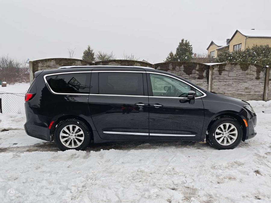 Melns Chrysler Pacifica 2018 Kauņa, ar dzinēja tilpumu 3.60 L un nobraukumu 164 tūkst. km par 13800 €, foto 5 vietnē AUTOMOTO.COM.LV