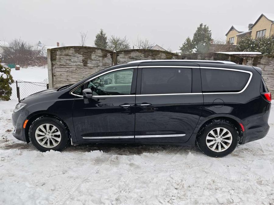 Melns Chrysler Pacifica 2018 Kauņa, ar dzinēja tilpumu 3.60 L un nobraukumu 164 tūkst. km par 13800 €, foto 6 vietnē AUTOMOTO.COM.LV