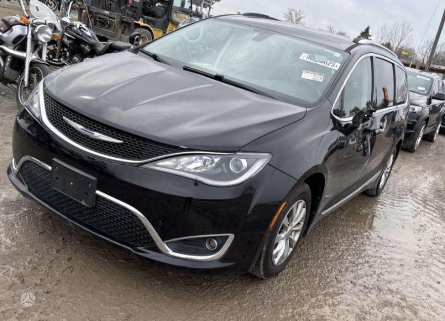 Melns Chrysler Pacifica 2018 Klaipėda, ar dzinēja tilpumu 3.60 L un nobraukumu 180 tūkst. km par 8500 €, foto 1 vietnē AUTOMOTO.COM.LV