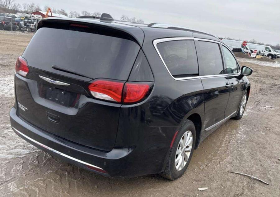 Melns Chrysler Pacifica 2018 Klaipėda, ar dzinēja tilpumu 3.60 L un nobraukumu 180 tūkst. km par 8500 €, foto 5 vietnē AUTOMOTO.COM.LV