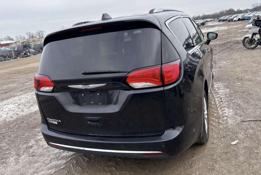 Melns Chrysler Pacifica 2018 Klaipėda, ar dzinēja tilpumu 3.60 L un nobraukumu 180 tūkst. km par 8500 €, foto 6 vietnē AUTOMOTO.COM.LV