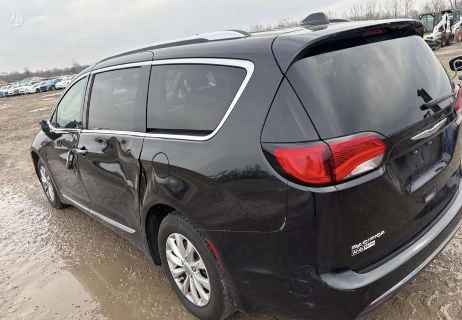 Melns Chrysler Pacifica 2018 Klaipėda, ar dzinēja tilpumu 3.60 L un nobraukumu 180 tūkst. km par 8500 €, foto 7 vietnē AUTOMOTO.COM.LV