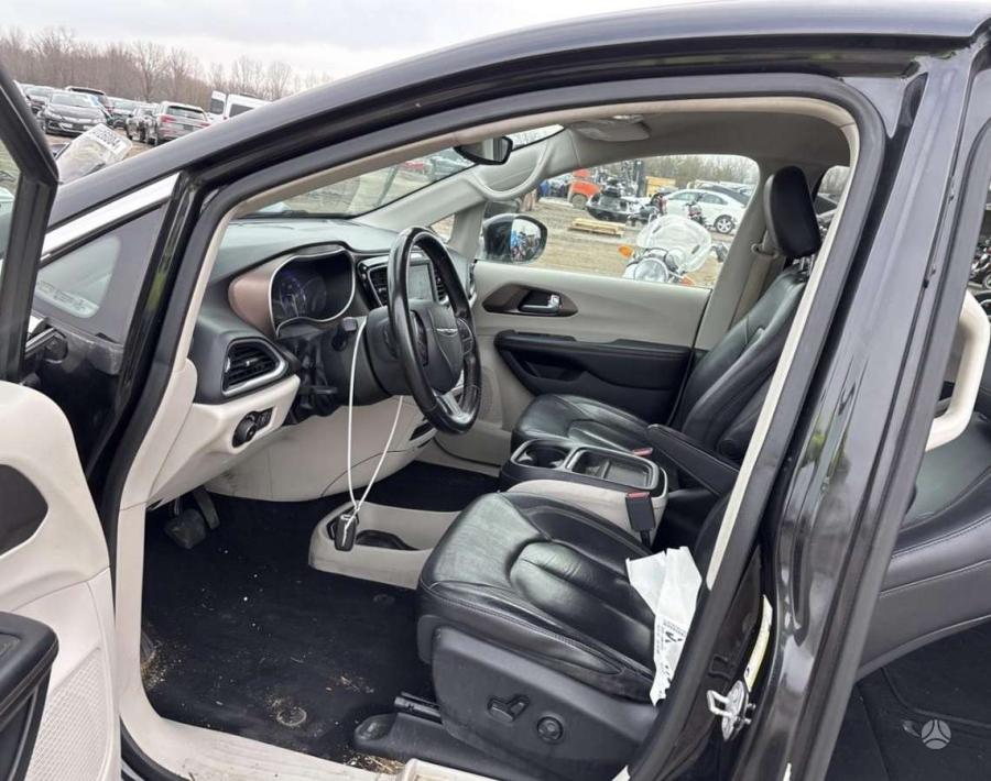 Melns Chrysler Pacifica 2018 Klaipėda, ar dzinēja tilpumu 3.60 L un nobraukumu 180 tūkst. km par 8500 €, foto 12 vietnē AUTOMOTO.COM.LV