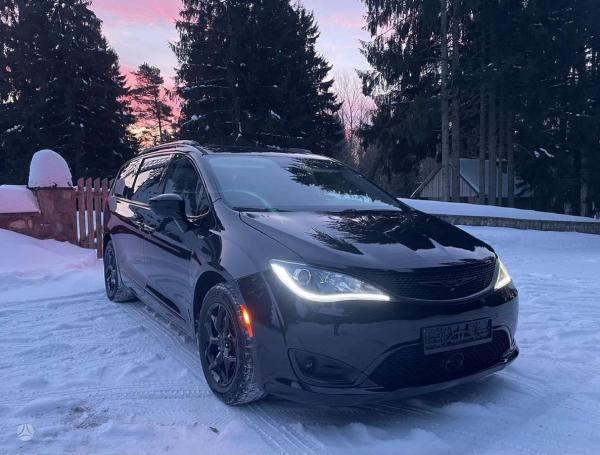 Black Chrysler Pacifica 2018 in Telschi, with an engine capacity of 3.60 L and mileage of 166 thousand km for 16600 €, photo 4 on AUTOMOTO.COM.LV