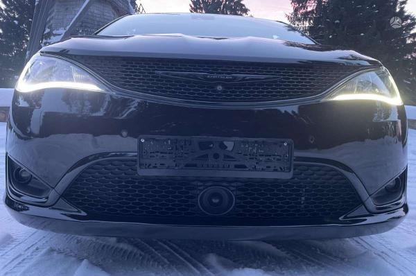Black Chrysler Pacifica 2018 in Telschi, with an engine capacity of 3.60 L and mileage of 166 thousand km for 16600 €, photo 5 on AUTOMOTO.COM.LV