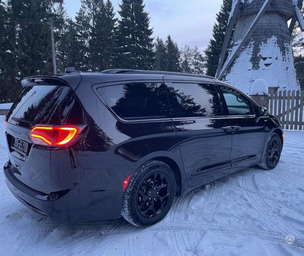 Black Chrysler Pacifica 2018 in Telschi, with an engine capacity of 3.60 L and mileage of 166 thousand km for 16600 €, photo 6 on AUTOMOTO.COM.LV