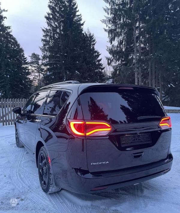 Black Chrysler Pacifica 2018 in Telschi, with an engine capacity of 3.60 L and mileage of 166 thousand km for 16600 €, photo 7 on AUTOMOTO.COM.LV
