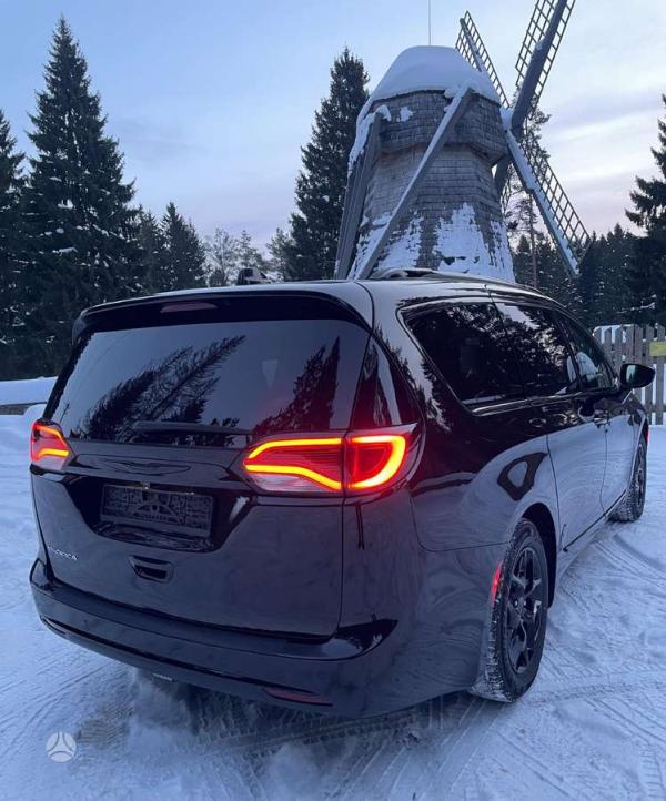 Black Chrysler Pacifica 2018 in Telschi, with an engine capacity of 3.60 L and mileage of 166 thousand km for 16600 €, photo 8 on AUTOMOTO.COM.LV