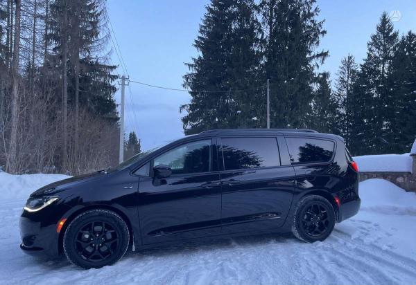 Black Chrysler Pacifica 2018 in Telschi, with an engine capacity of 3.60 L and mileage of 166 thousand km for 16600 €, photo 9 on AUTOMOTO.COM.LV
