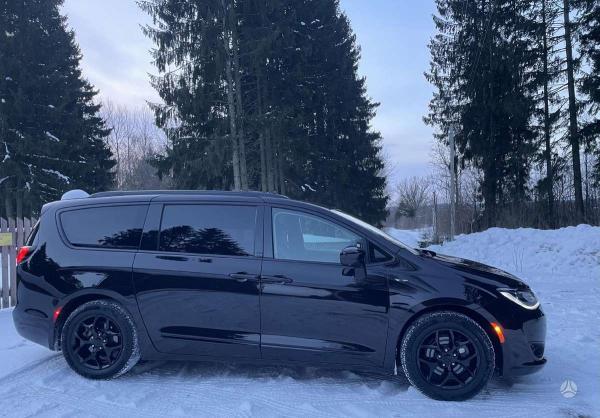 Black Chrysler Pacifica 2018 in Telschi, with an engine capacity of 3.60 L and mileage of 166 thousand km for 16600 €, photo 10 on AUTOMOTO.COM.LV