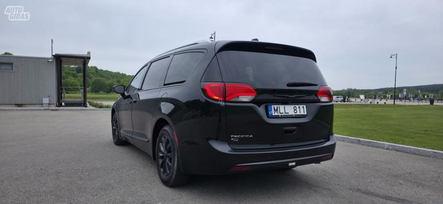Melns Chrysler Pacifica 2018 Kauņa, ar dzinēja tilpumu 3.60 L un nobraukumu 110 tūkst. km par 15500 €, foto 5 vietnē AUTOMOTO.COM.LV