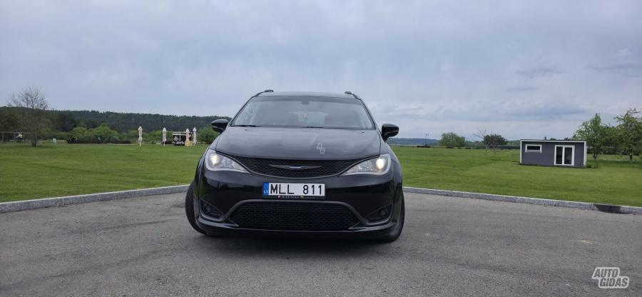 Melns Chrysler Pacifica 2018 Kauņa, ar dzinēja tilpumu 3.60 L un nobraukumu 110 tūkst. km par 15500 €, foto 3 vietnē AUTOMOTO.COM.LV