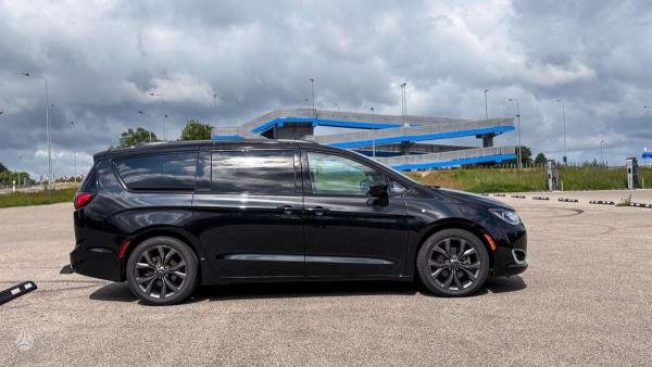 Black Chrysler Pacifica 2018 in Vilnius, with an engine capacity of 3.61 L and mileage of 89 thousand km for 21000 €, photo 8 on AUTOMOTO.COM.LV