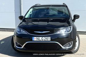 Black Chrysler Pacifica 2018 in Kretinga, with an engine capacity of 3.61 L and mileage of 131 thousand km for 15499 €, photo 3 on AUTOMOTO.COM.LV