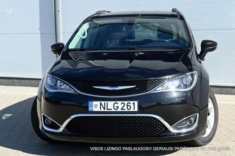Black Chrysler Pacifica 2018 in Kretinga, with an engine capacity of 3.61 L and mileage of 131 thousand km for 15499 €, photo 3 on AUTOMOTO.COM.LV