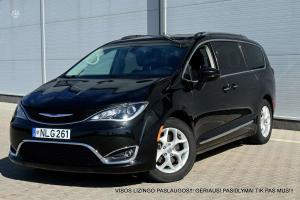 Black Chrysler Pacifica 2018 in Kretinga, with an engine capacity of 3.61 L and mileage of 131 thousand km for 15499 €, photo 4 on AUTOMOTO.COM.LV