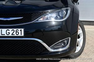 Black Chrysler Pacifica 2018 in Kretinga, with an engine capacity of 3.61 L and mileage of 131 thousand km for 15499 €, photo 6 on AUTOMOTO.COM.LV