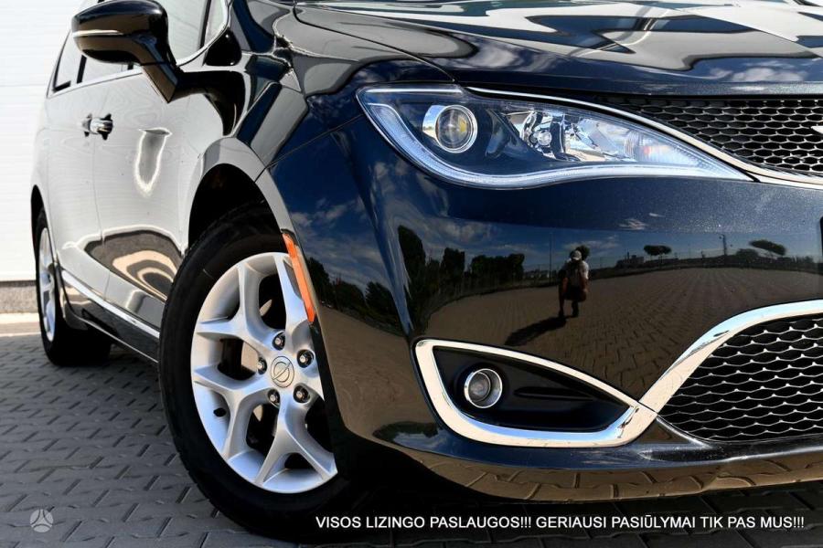 Black Chrysler Pacifica 2018 in Kretinga, with an engine capacity of 3.61 L and mileage of 131 thousand km for 15499 €, photo 7 on AUTOMOTO.COM.LV