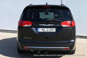 Black Chrysler Pacifica 2018 in Kretinga, with an engine capacity of 3.61 L and mileage of 131 thousand km for 15499 €, photo 9 on AUTOMOTO.COM.LV