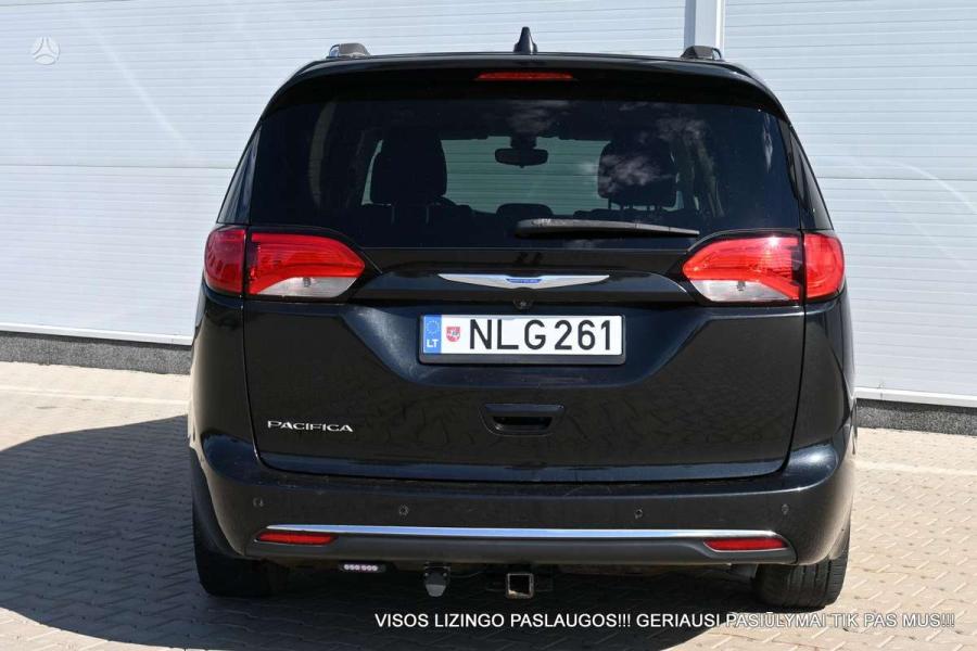 Black Chrysler Pacifica 2018 in Kretinga, with an engine capacity of 3.61 L and mileage of 131 thousand km for 15499 €, photo 9 on AUTOMOTO.COM.LV