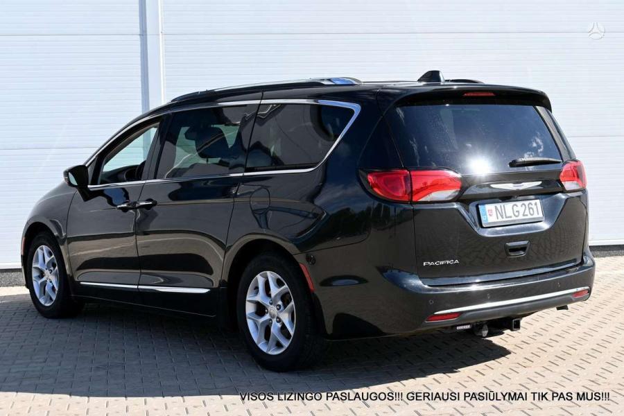 Black Chrysler Pacifica 2018 in Kretinga, with an engine capacity of 3.61 L and mileage of 131 thousand km for 15499 €, photo 10 on AUTOMOTO.COM.LV