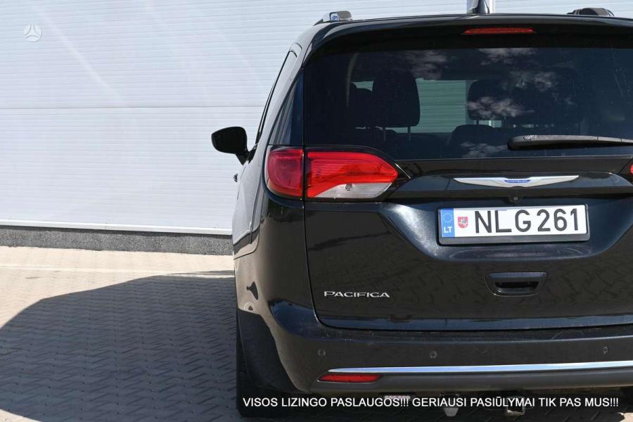 Black Chrysler Pacifica 2018 in Kretinga, with an engine capacity of 3.61 L and mileage of 131 thousand km for 15499 €, photo 11 on AUTOMOTO.COM.LV