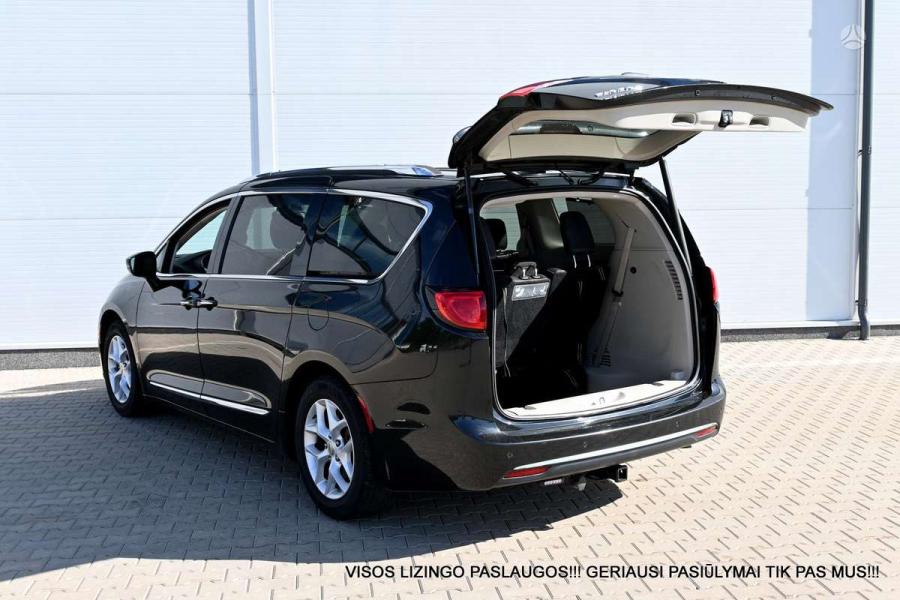 Black Chrysler Pacifica 2018 in Kretinga, with an engine capacity of 3.61 L and mileage of 131 thousand km for 15499 €, photo 12 on AUTOMOTO.COM.LV