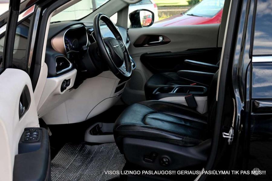 Black Chrysler Pacifica 2018 in Kretinga, with an engine capacity of 3.61 L and mileage of 131 thousand km for 15499 €, photo 19 on AUTOMOTO.COM.LV