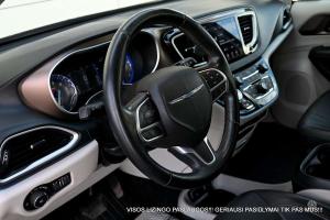 Black Chrysler Pacifica 2018 in Kretinga, with an engine capacity of 3.61 L and mileage of 131 thousand km for 15499 €, photo 23 on AUTOMOTO.COM.LV